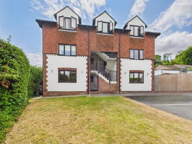 Willow Court, Bassetsbury Lane, High. 2 bed ground floor flat to rent £1,450 pcm £335 pw
