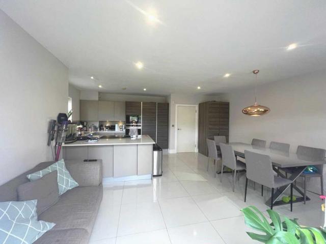 Willow Close, Buckhurst Hill, Essex 5 bed end of terrace house to rent £2,899 pcm £669 pw