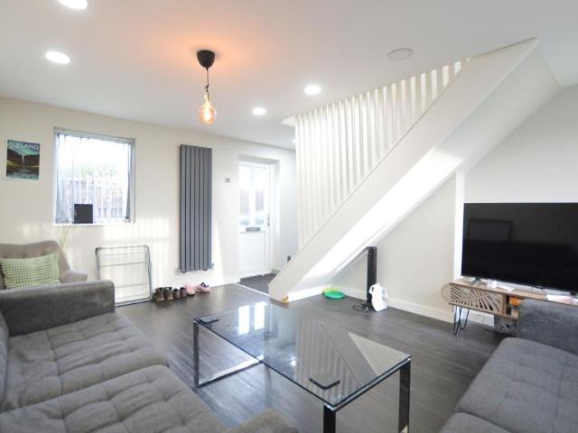 Willow Close, Leeds LS4 3 bed terraced house to rent £1,430 pcm £330 pw