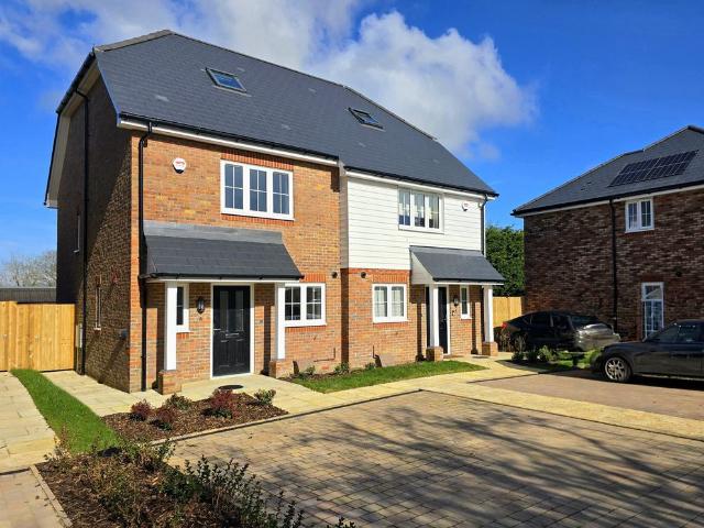 Willow Place, Smallfield, RH6 3 bed semi detached house to rent £2,300 pcm £531 pw