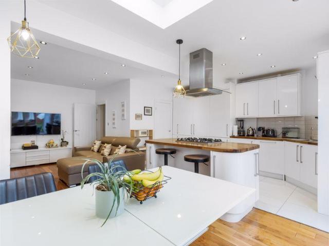 Willow Road, Enfield 4 bed semi detached house to rent £6,000 pcm £1,385 pw