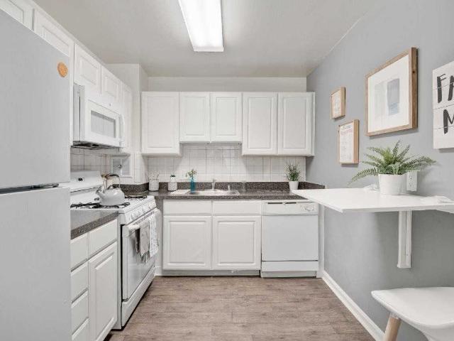 Willow Run at Mark Center Apartment Homes 3 Bedroom Apartment for Rent at 935 N Van Dorn St, Alexandria, VA 22304 Brookville Seminary Valley