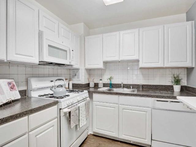 Willow Run at Mark Center Apartment Homes 3 Bedroom Apartment for Rent at 935 N Van Dorn St, Alexandria, VA 22304 Brookville Seminary Valley