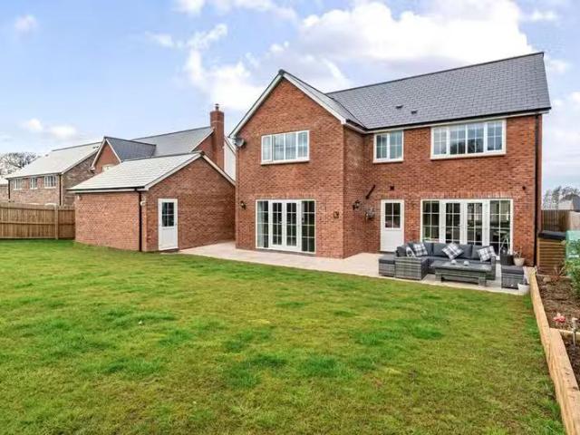 Willow Walk, Lea, HR9 4 bed detached house for sale £600,000