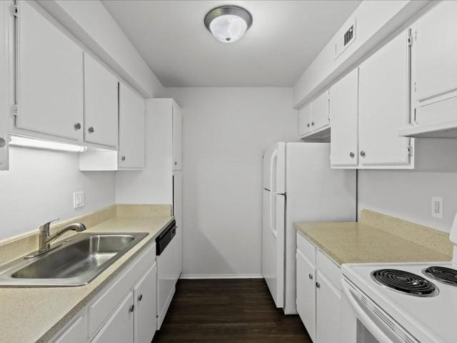 Willow Tree Apartments 2 Bedroom Apartment for Rent at 22266 Civic Center Dr, Southfield, MI 48033