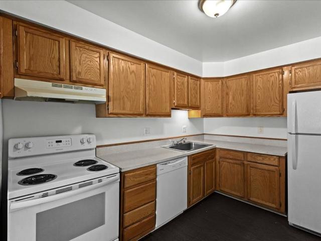Willow Tree Apartments 2 Bedroom Apartment for Rent at 22266 Civic Center Dr, Southfield, MI 48033