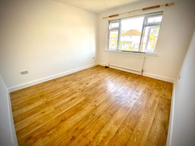 Willow Tree Lane, Hayes UB4, 2 bed maisonette to rent, £1,800 pcm | PrimeLocation