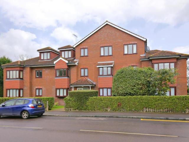 Willow Tree Lodge, Northwood HA6 2 bed flat to rent £2,200 pcm £508 pw