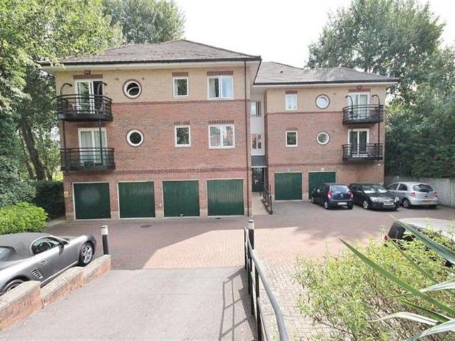 Willowbrook, Water Eaton Road. 2 bed apartment to rent £1,850 pcm £427 pw
