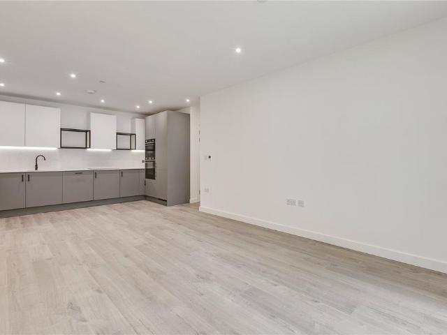 Willowbrook House, Coster Avenue. 2 bed flat to rent £3,400 pcm £785 pw