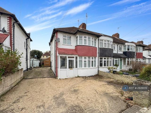 Wills Crescent, Hounslow, TW3 3 bed end of terrace house to rent £2,400 pcm £554 pw