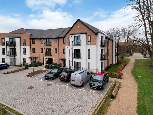 Wills Crescent, Leybourne, West Malling 2 bed apartment to rent £1,575 pcm £363 pw