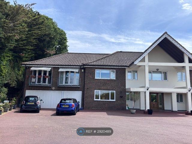 Wilmerhatch Lane, Epsom KT18, 3 bed flat to rent, £3,000 pcm | PrimeLocation