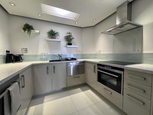 Wilmington Close, WATFORD 2 bed penthouse to rent £2,000 pcm £462 pw
