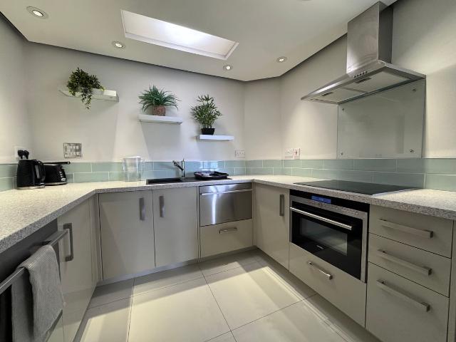 Wilmington Close, Watford WD18, 2 bed penthouse to rent, £2,000 pcm | PrimeLocation