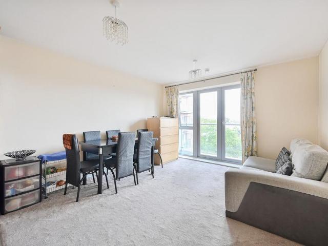Wilmington Close, WD18, Watford, WD18 2 bed flat to rent £1,750 pcm £404 pw