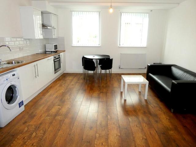 Wilmslow Road, Rusholme, Manchester 2 bed apartment to rent £1,318 pcm £304 pw
