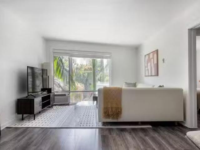 Wilshire Embassy, 5805 West 8th St, Miracle Mile 1 Bedroom.