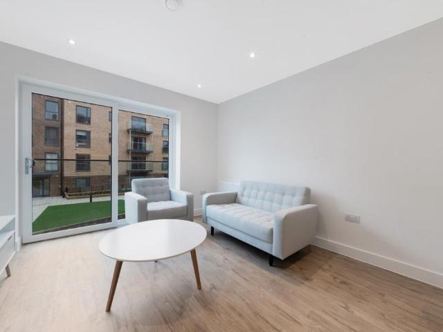 Wilson Court, Saxon Square, Stirling. 1 bed flat to rent £1,213 pcm £280 pw