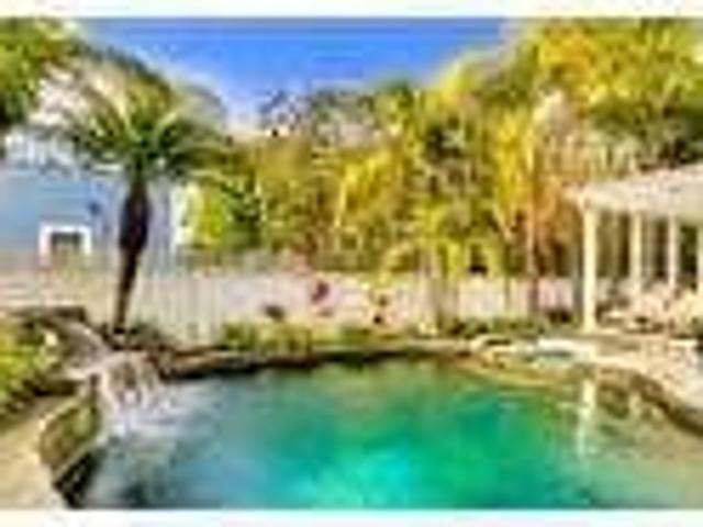 Within walking distance 3 blocks to the beach