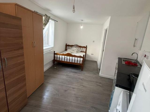 Wivenhoe Road, Barking IG11, Studio to rent, £1,100 pcm | PrimeLocation
