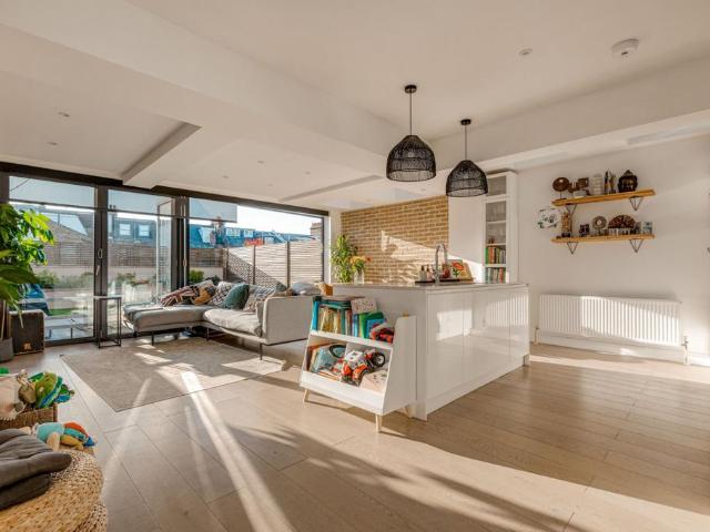 Wix's Lane, London, SW4 3 bed apartment to rent £5,000 pcm £1,154 pw