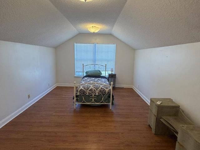 WOMAN ROOMMATE WANTED