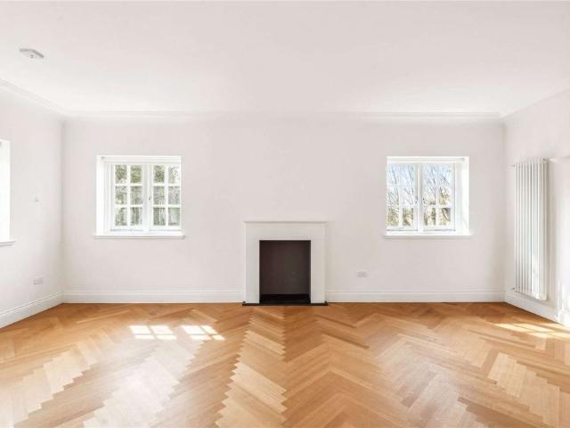 Wonderful 3 bedroom first floor apartment, presented to the highest standard