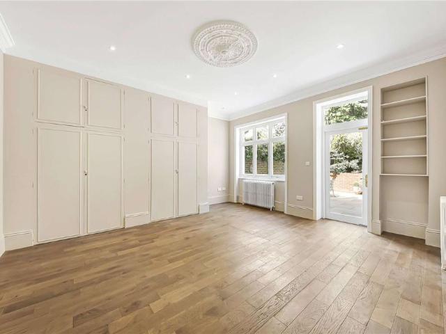 Wonderful 3 bedroom garden apartment, on a much loved road in Hampstead