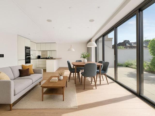 Wonderful, bright and contemporary 3 bedroom town house with large garden to rent on an exclusive gated garden square in Fulham SW6