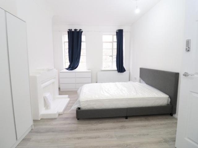Wonderful double bedroom in Ealing Has a Room