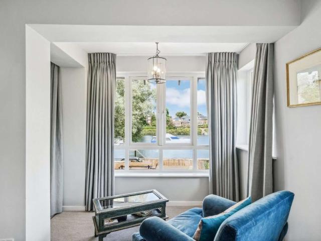 Wonderful five bedroom riverside home with private mooring and fabulous river views