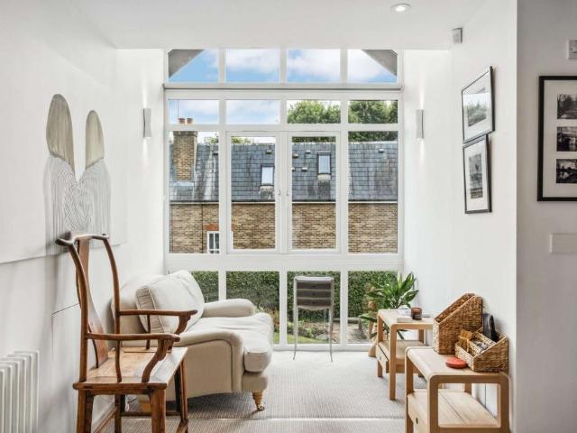 Wonderful five bedroom riverside home with private mooring and fabulous river views