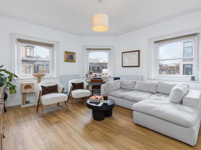 Wonderful flat facing South flat with large sash windows and good light
