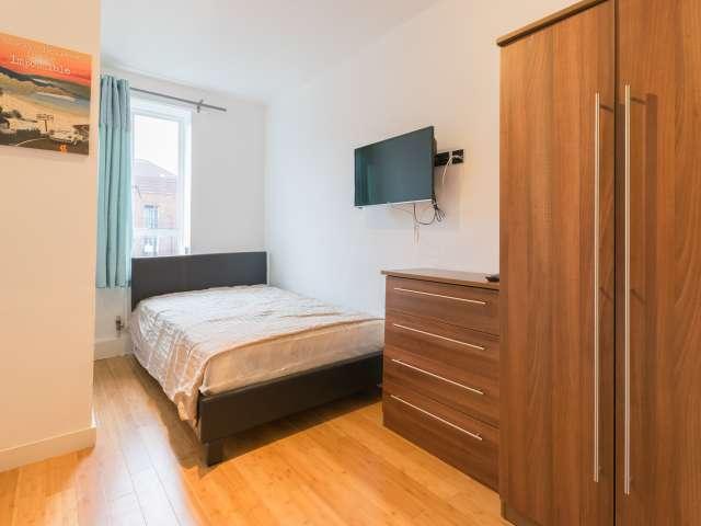 Wonderful room in 5 bedroom flat in Wandsworth, London