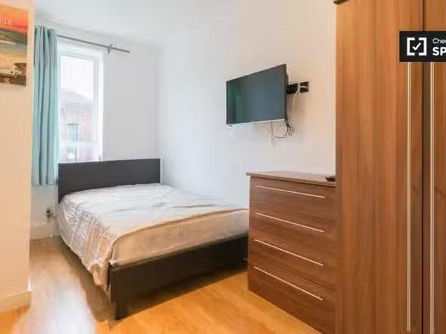 Wonderful room in 5 bedroom flat in Wandsworth, London