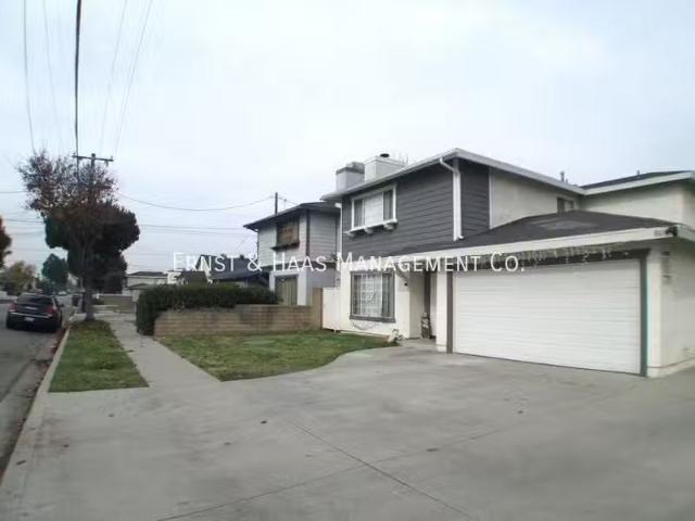 Wonderful Townhome Located in the Heart of Bellflower! 8621 1.