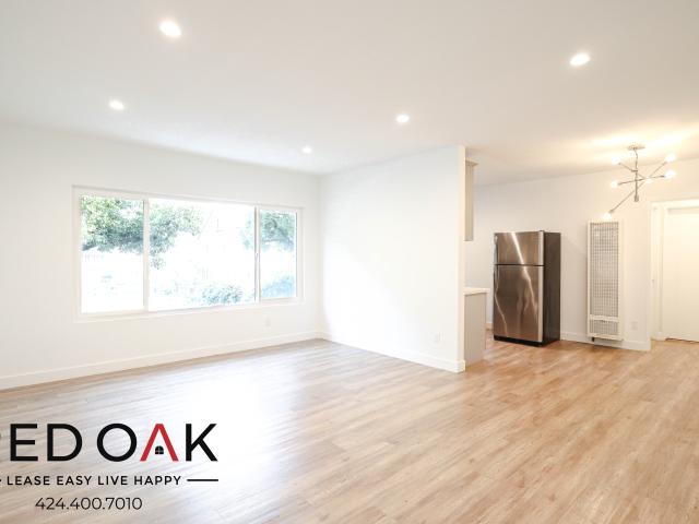 ~1 Month FREE~ Wonderful Top Floor One Bedroom with Recessed Lighting and On Site Laundry ~ In Exposition Park! *Move In Special