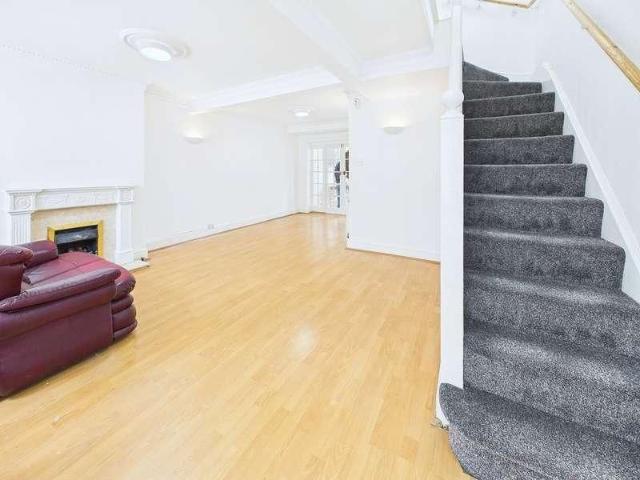 Wood End Gardens, Northolt, UB5
