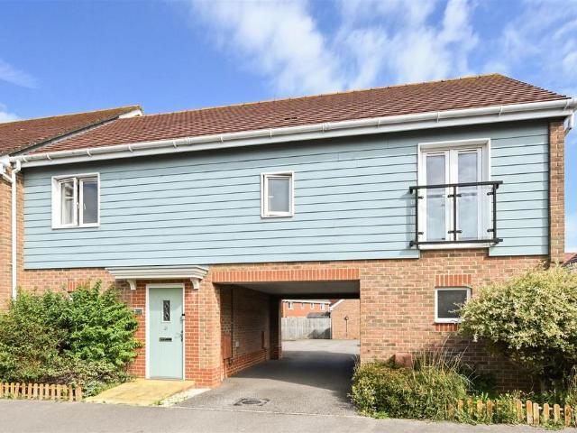 Wood Hill Way, Felpham 2 bed apartment to rent £1,325 pcm £306 pw