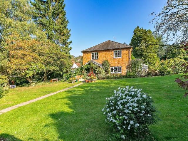 Wood Lane, Aspley Guise. 4 bed detached house to rent £3,000 pcm £692 pw