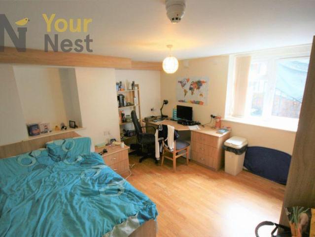 Wood Lane, Garden Flat, Headingley. 4 bed ground floor flat to rent £1,729 pcm £399 pw