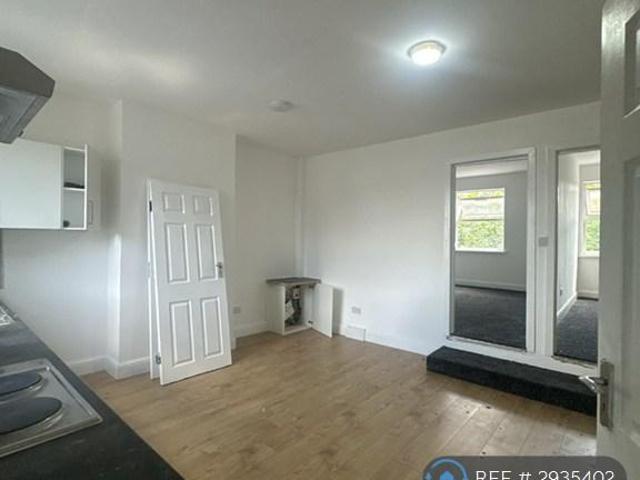 Wood Lane, Dagenham, RM8 2 bed flat to rent £2,200 pcm £508 pw
