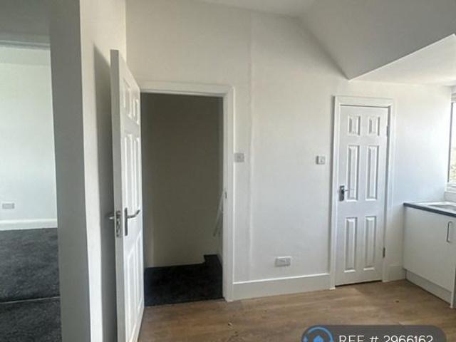 Wood Lane, Dagenham, RM8 2 bed flat to rent £2,200 pcm £508 pw