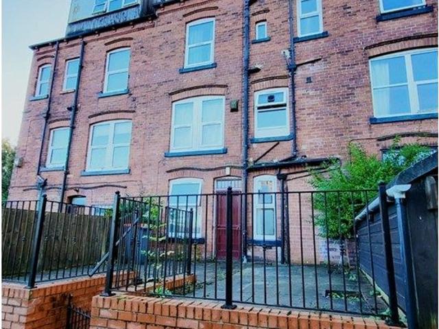 Wood Lane, Headingley, Leeds LS6, 2 bed flat to rent, £850 pcm | PrimeLocation