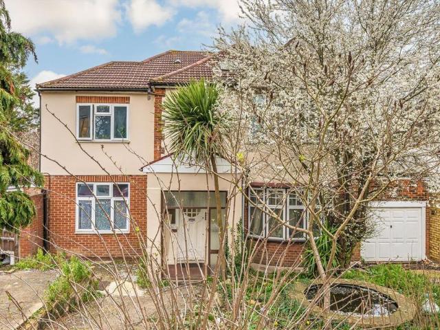 Wood Lane, Isleworth TW7 3 bed flat to rent £2,350 pcm £542 pw