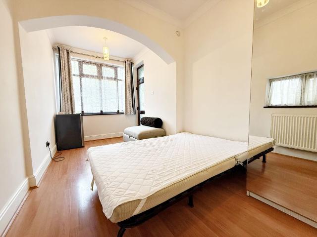 Wood Lane, Isleworth TW7, Studio to rent, £1,250 pcm | PrimeLocation