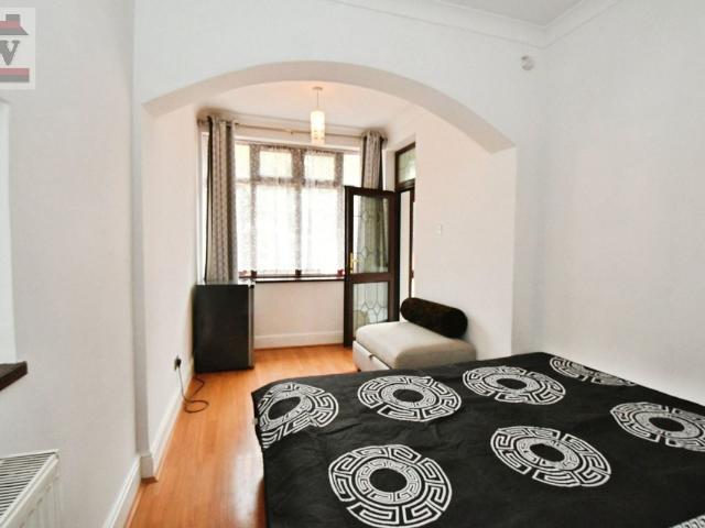 Wood Lane, Osterley TW7, Studio to rent, £1,200 pcm | PrimeLocation