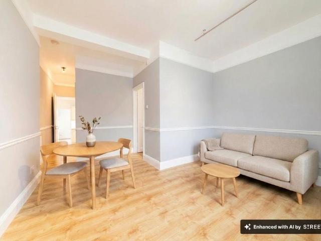Wood Lane, London W12 2 bed flat to rent £1,999 pcm £461 pw