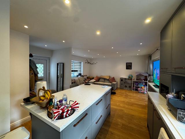 Wood Lane, Woodford IG8, 2 bed bungalow to rent, £2,100 pcm | PrimeLocation